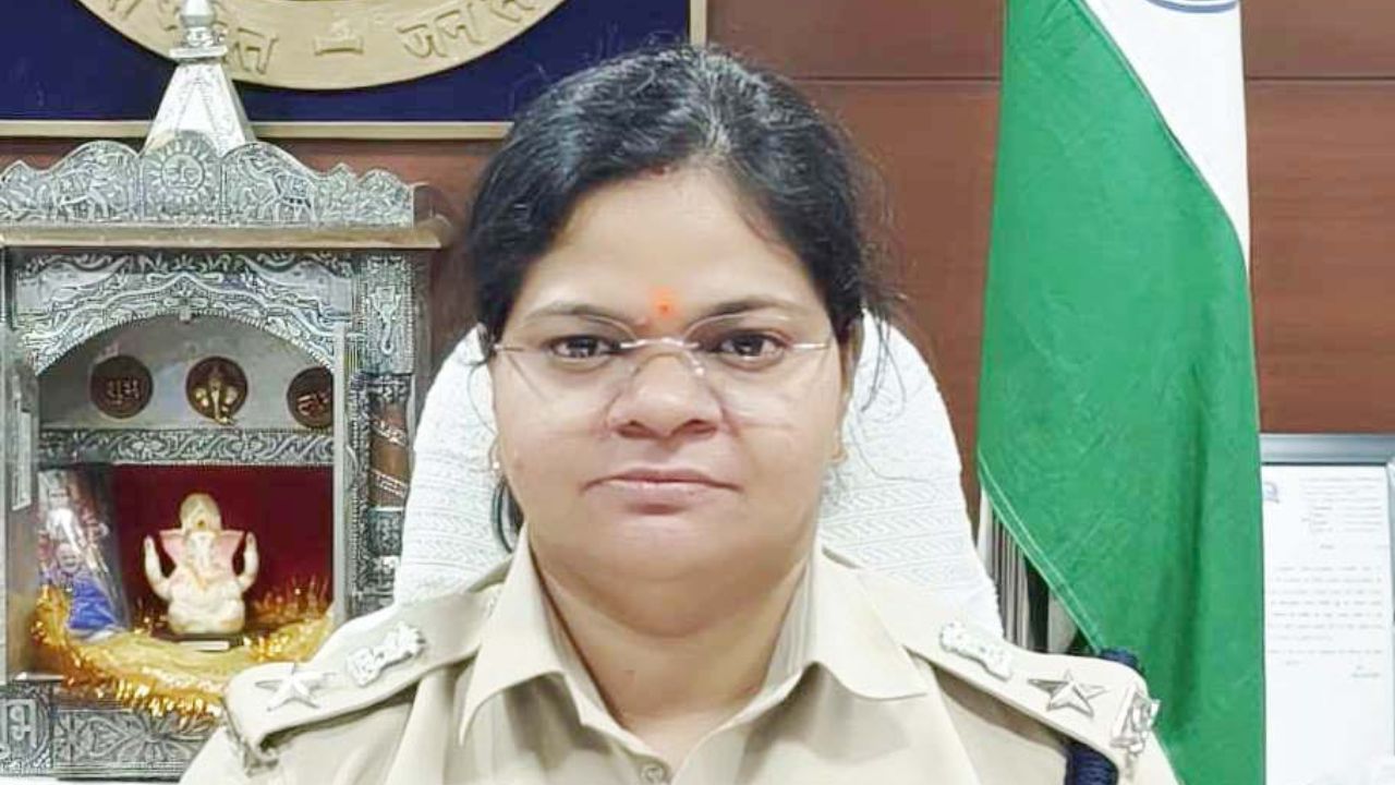 Singrauli News : मुख्य निर्वाचन अधिकारी ने एसपी सिंगरौली को प्रशस्ति पत्र देकर किया सम्मानित ...